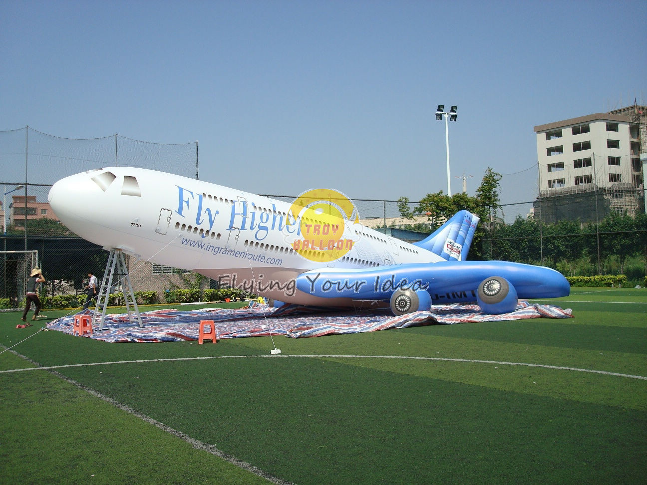 L'avion gonflable géant d'hélium de la publicité avec le bon élastique ...